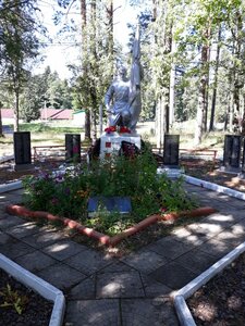 Воинское захоронение советских воинов, погибших в 1941-1944 гг. (Leningrad Region, Tikhvinskoye gorodskoye poseleniye, posyolok Beryozovik), anıt, heykel  Saint‑Petersburg ve Leningradskaya oblastından