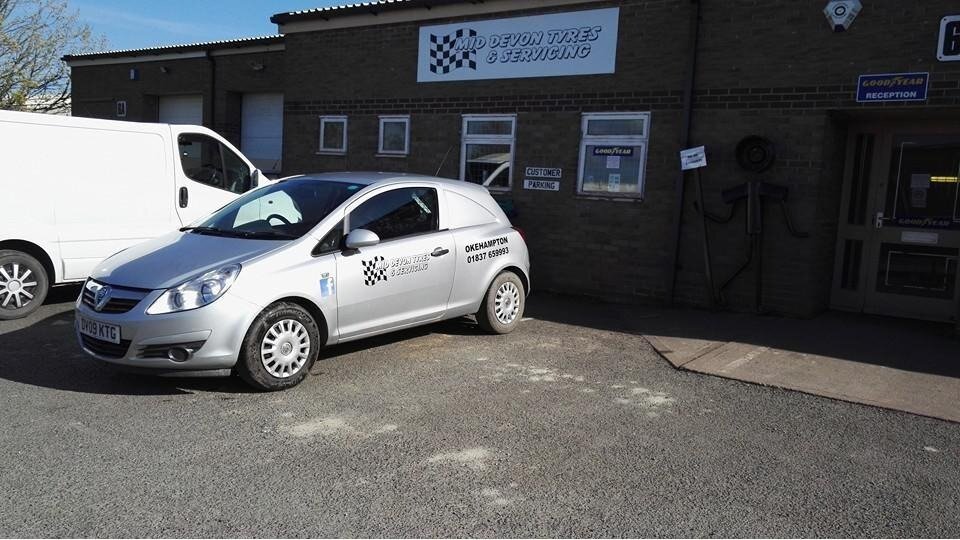 Otomobil ekspertizi Mid Devon Tyres & Servicing Okehampton, İngiltere, foto