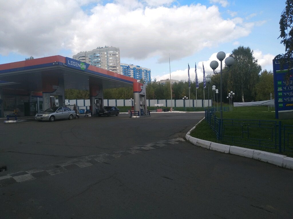 Benzin istasyonu Legenda, Izhevsk, foto