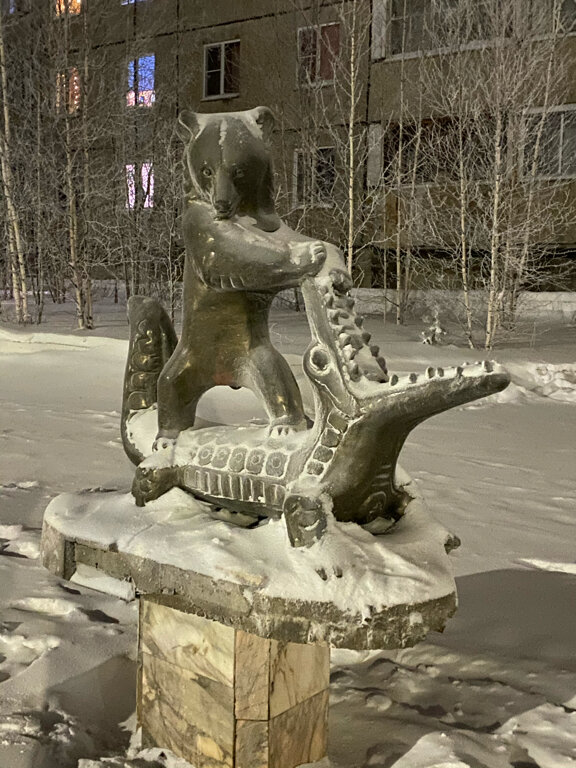 Park, sokak heykeli Краденое солнце, Mirny, foto