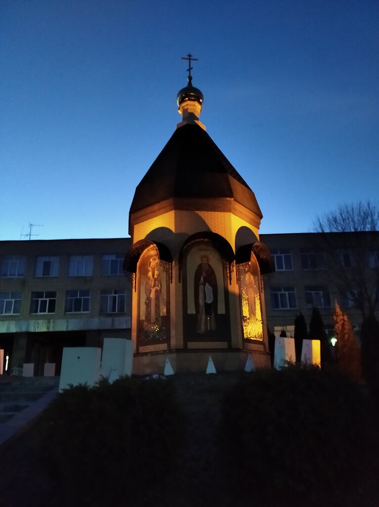 Şapel, haç anıtı Chasovnya Aleksiya, cheloveka Bozhiya, pri Institute inzhenernoy fiziki V Serpukhove, Serpuhov, foto