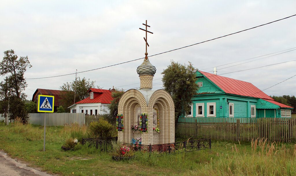 Şapel, haç anıtı Chasovnya V Melyozhe, Vladimirskaya oblastı, foto