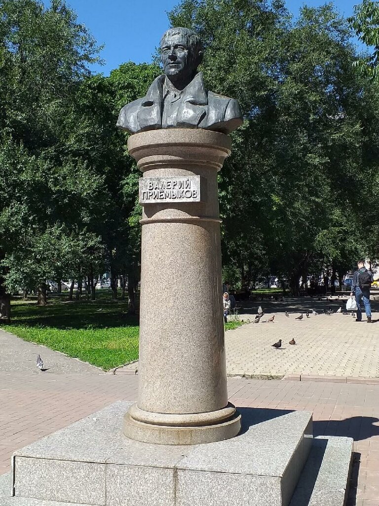 Anıt, heykel Бюст режиссёра Валерия Михайловича Приёмыхова, Blagoveshchensk, foto