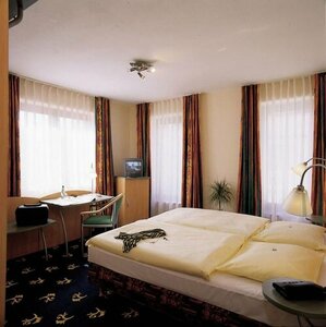 Boutiquehotel Goldhahn (Baden-Württemberg, Calw, Stuttgarter Straße, 45), otel  Aalen'den