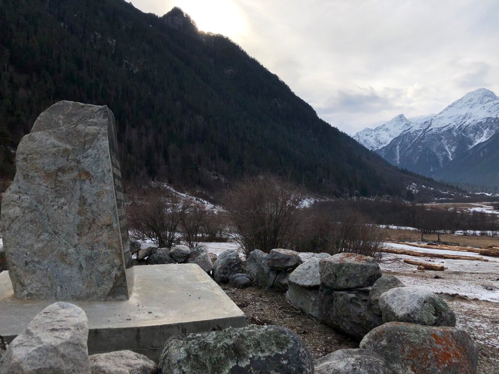 Anıt levhası, anıt taş Родовое и историческое место рода Байтоковых, Karaçay‑Çerkez Cumhuriyeti, foto