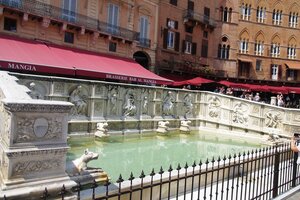 Fountain (Piazza il Campo No:45, Monteriggioni), çeşme  Siena'dan