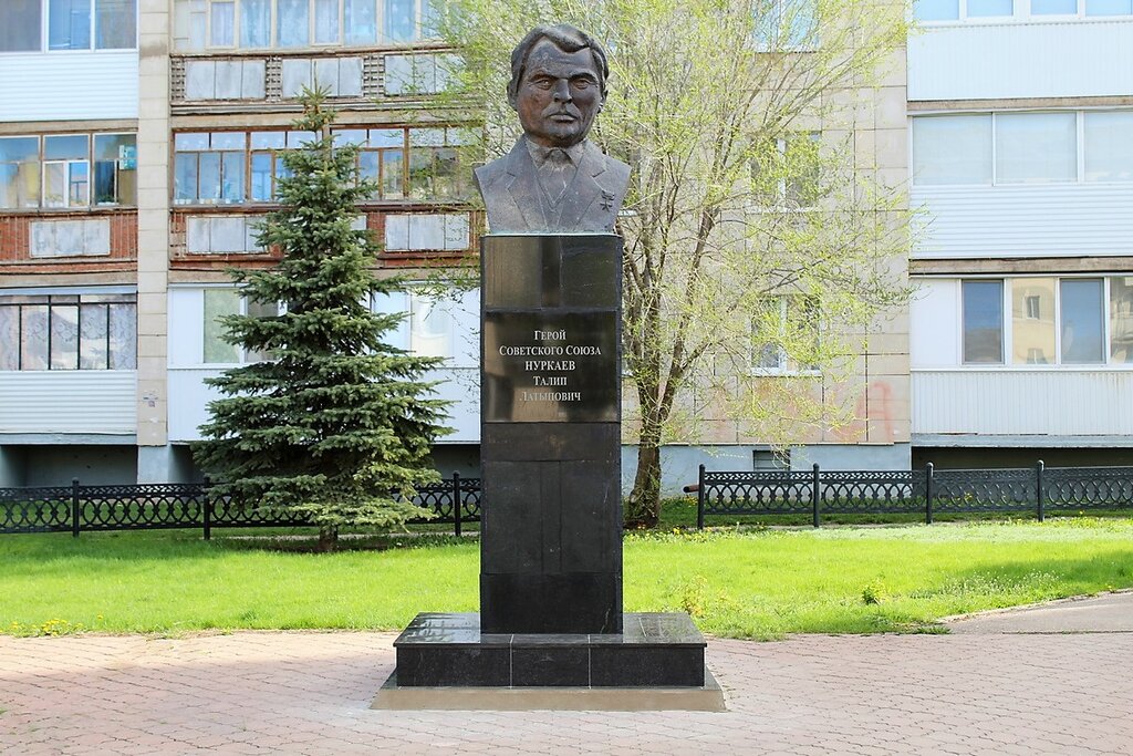 Anıt, heykel Т.Л. Нуркаев, Oktiabrski, foto