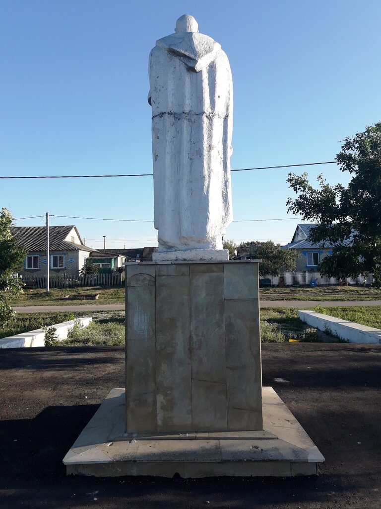 Anıt, heykel Воин-освободитель, Saratovskaya oblastı, foto