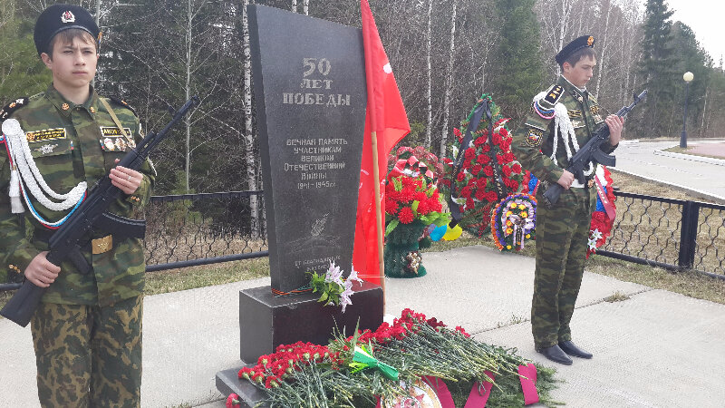 Anıt, heykel Обелиск к 50-летию Победы в Великой Отечественной войне, Hantı‑Mansi Özerk Okrugu, foto