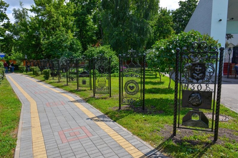 Turistik yerler Аллея городов - участников V Фестиваля АМТГ, Yelets, foto