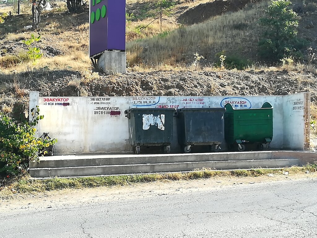 Çöp alanları Trash and garbage disposal area, Kırım Cumhuriyeti, foto