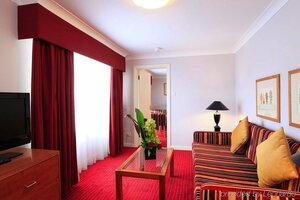 Holiday Inn London - Kensington High St., an Ihg Hotel (Wrights Lane Kensington London, W8 5SP ), otel  Londra'dan