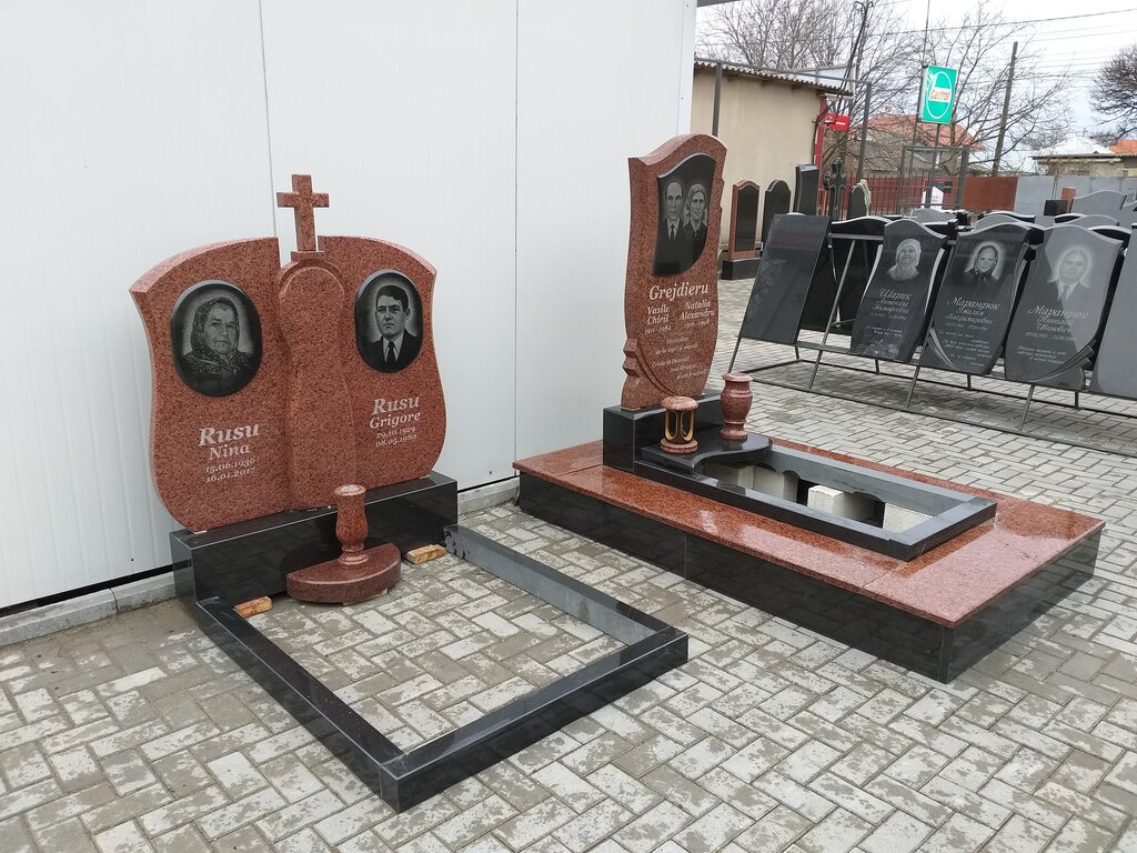 Heykel ve mezarlık taşı üreticileri Monumente din granit Memorie Ritual, Beltsi, foto