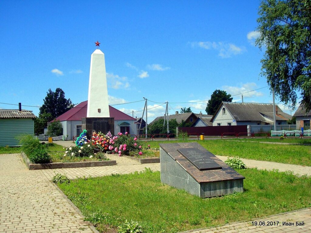 Anıt, heykel Братская могила, Vitebskaya oblastı, foto