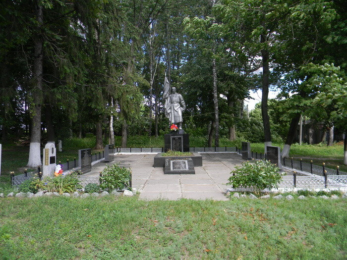 Anıt, heykel Братская могила воинов, Harkivska oblastı, foto