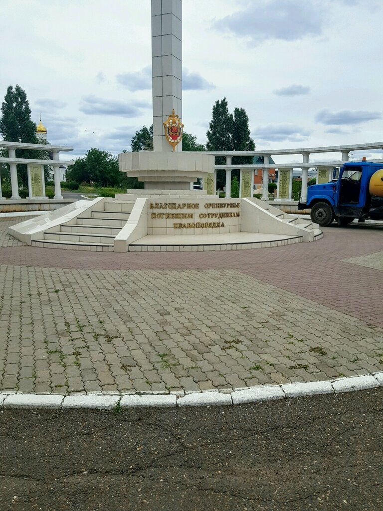 Anıt, heykel Памятник погибшим сотрудникам правопорядка, Orenburg, foto