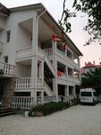 U Nikolaya Guest House (Озёрная улица No:48, посёлок городского типа Черноморское), otel  Kırım Cumhuriyeti'nden