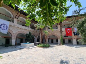 Öküz Mehmet Paşa Kervansarayı (Aydın, Kuşadası, Dağ Mah., Şimşek Sok., 10), turistik yerler  Kuşadası'ndan