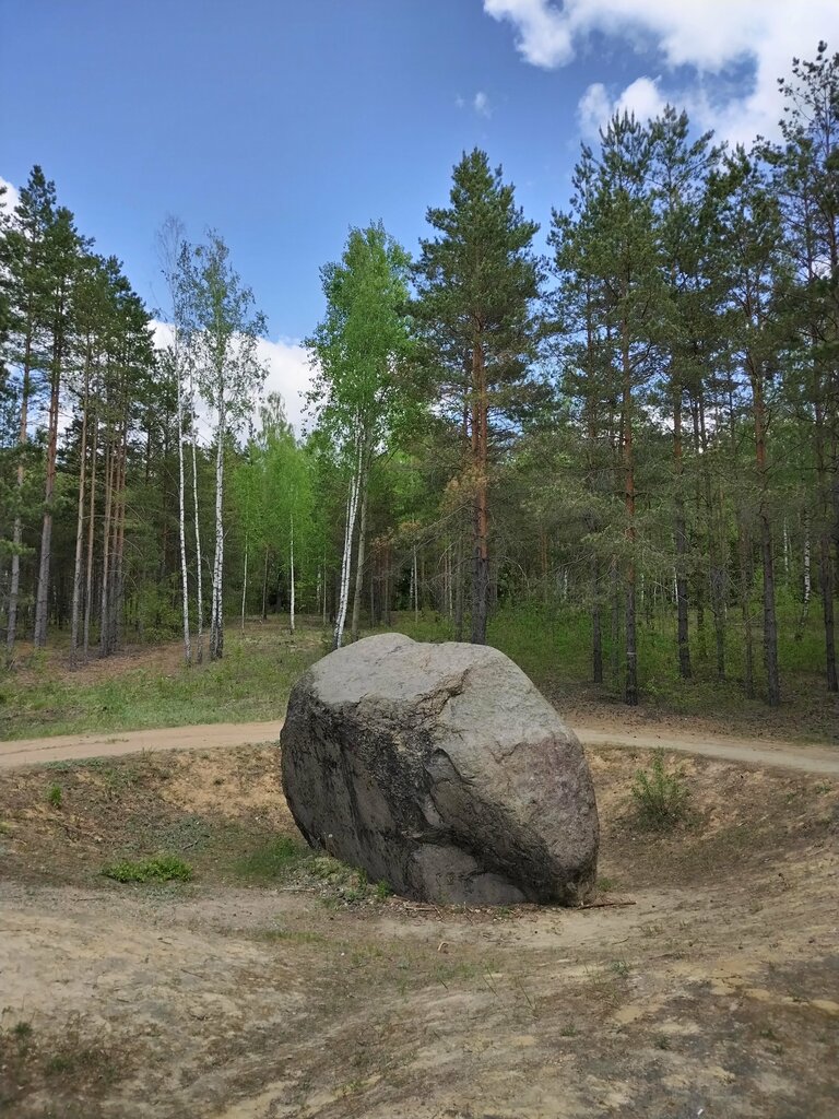 Turistik yerler Камень-валун, Minskaya oblastı, foto