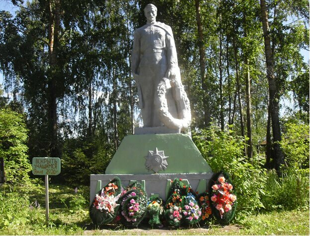 Anıt, heykel Погибшему солдату Воин с венком, Komi, foto