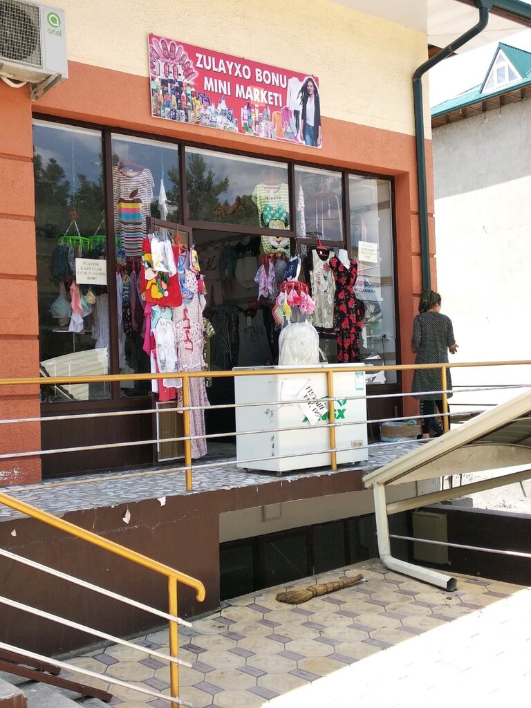 Giyim mağazası Zulayho bonu, Nemengan, foto