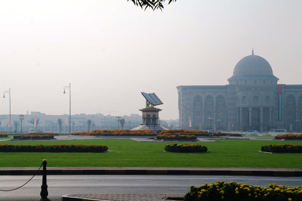 Anıt, heykel The Quran Monument, Sharjah, foto