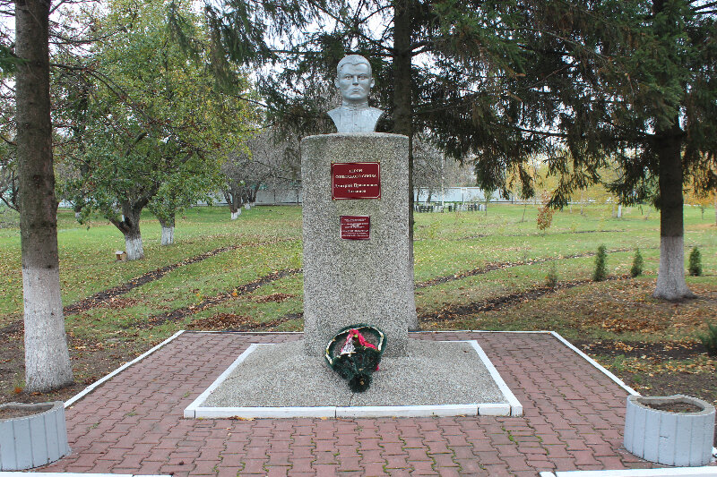 Anıt, heykel Бюст Героя Советского Союза Литвинова Дмитрия Прокопьевича, Belgorodskaya oblastı, foto