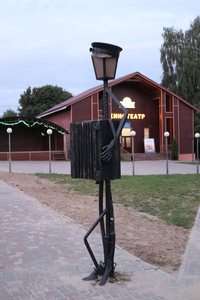 Park, sokak heykeli Гармонист, Jyzdra, foto