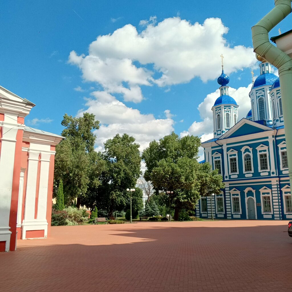 Şapel, haç anıtı Chasovnya V pamyat o vsekh pogrebennykh V Kazanskom Tambovskom monastyre, Tambov, foto