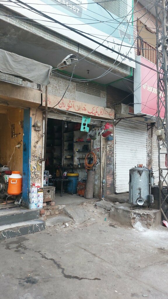 Otomobil yedek parçaları Ajmal Mechanic Khan Auto, Lahor, foto