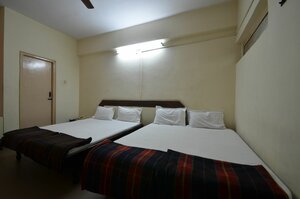 Hotel Maya Deluxe (State of Kerala, Line R1, M. G. Road Metro Station), otel  Haydarabat'tan