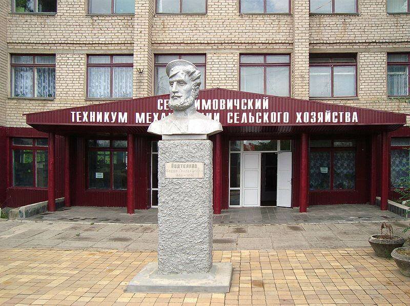 Meslek yüksekokulu Gosudarstvennoye byudzhetnoye professionalnoye obrazovatelnoye uchrezhdeniye Serafimovichsky tekhnikum mekhanizatsii selskogo khozyaystva, Serafimoviç, foto