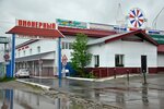 Pionerny (Yamalskaya ulitsa No:2), alışveriş merkezleri  Nadym'dan