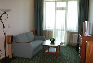 Ellada (площа Перемоги No:2), otel  Güney'den