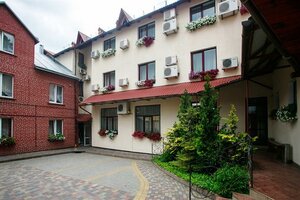 Otel Valentina (улица Макаренко No:2А), otel  Lviv'den