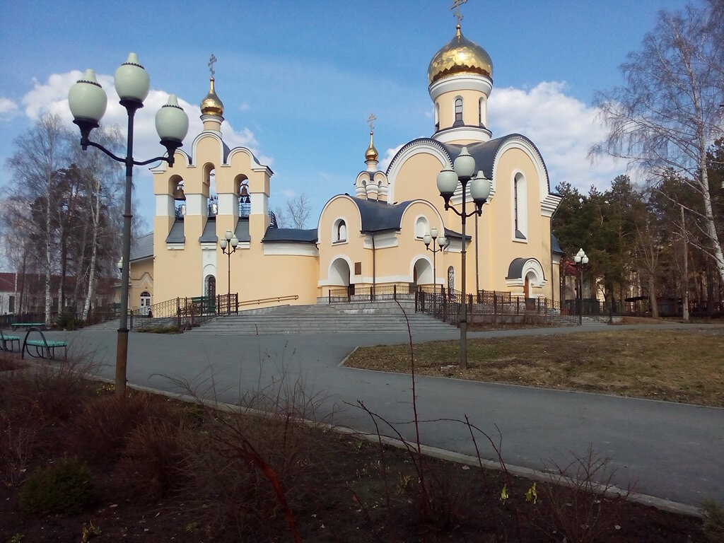 Ortodoks kiliseleri Pravoslavny Khram svyatitelya Nikolaya Mirlikiyskogo Chudotvortsa, Sredneuralsk, foto