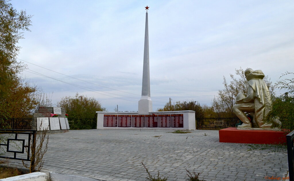 Anıt, heykel Мемориал погибшим в Великой Отечественной и Гражданской войнах, Altayski krayı, foto