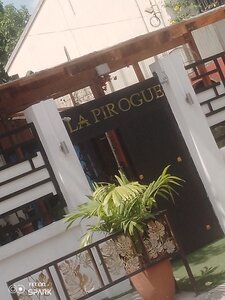 La pirogue (Brazzaville, Commune de Poto-Poto, Avenue des Anciens Enfants de Troupe), restoran  Brazzaville'den