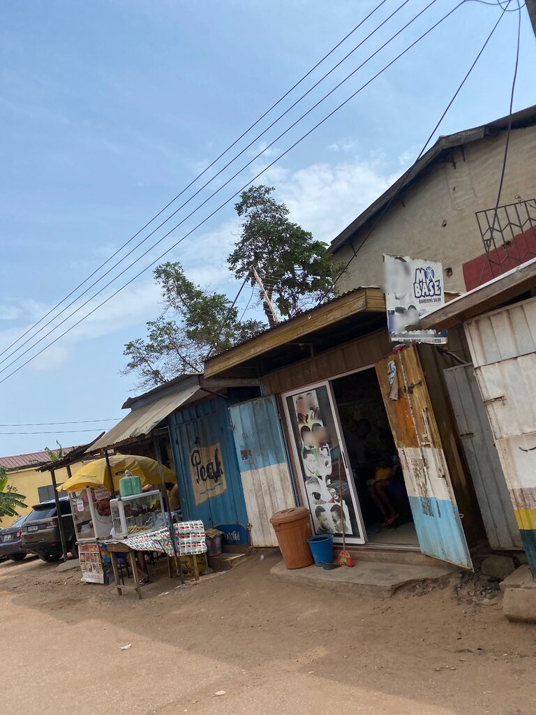 Berberler Me Base Barbering Salon, Akra, foto