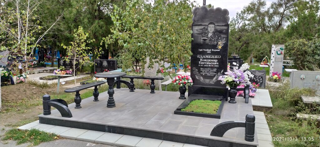 Ünlü kişilerin mezarları Герой РФ Едаменко Владимир Евгеньевич, Budennovsk, foto