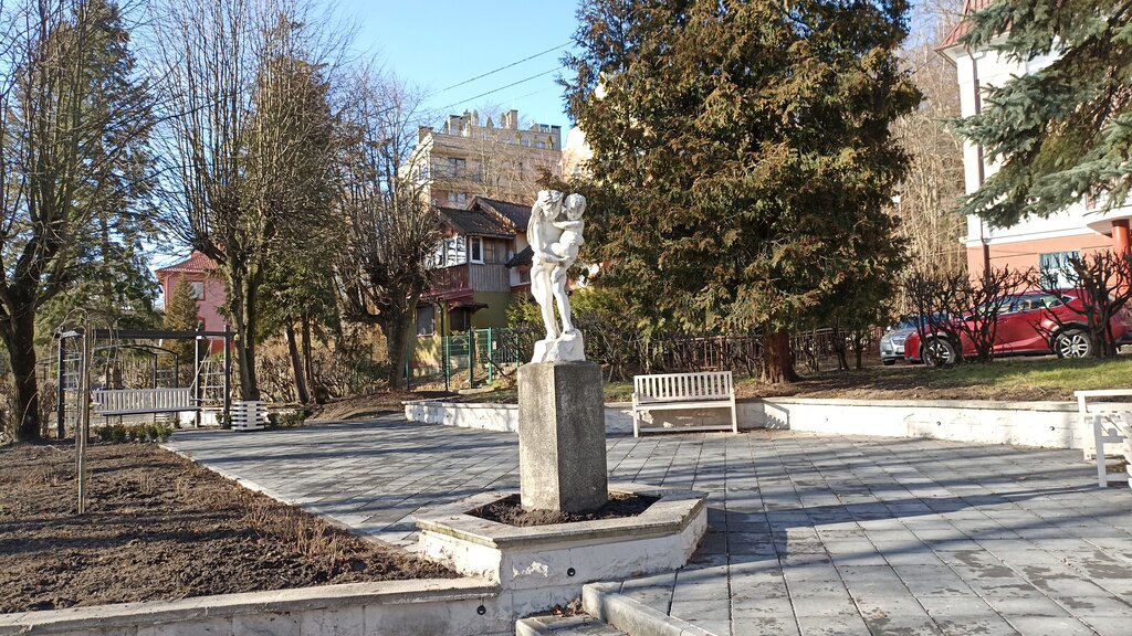 Park, sokak heykeli Девочка с ребёнком, переходящая через ручей, Svetlogorsk, foto