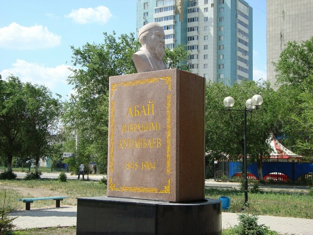 Anıt, heykel Abay Kunanbayev Anıtı, Aktöbe, foto