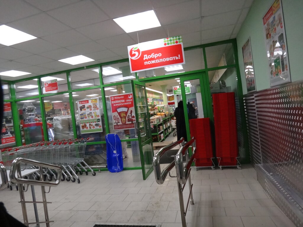 Alışveriş merkezleri Torgovy kompleks Status 2009, Omsk, foto