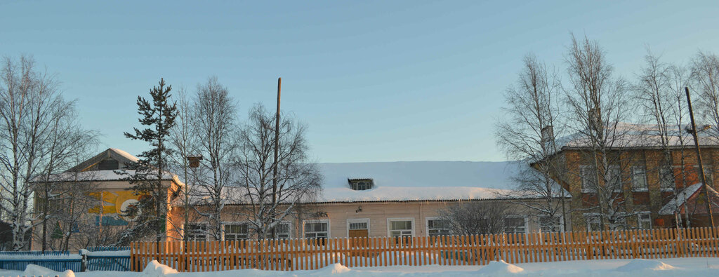 Ortaokul Izhemskaya srednyaya obshcheobrazovatelnaya shkola Mbou, Komi, foto