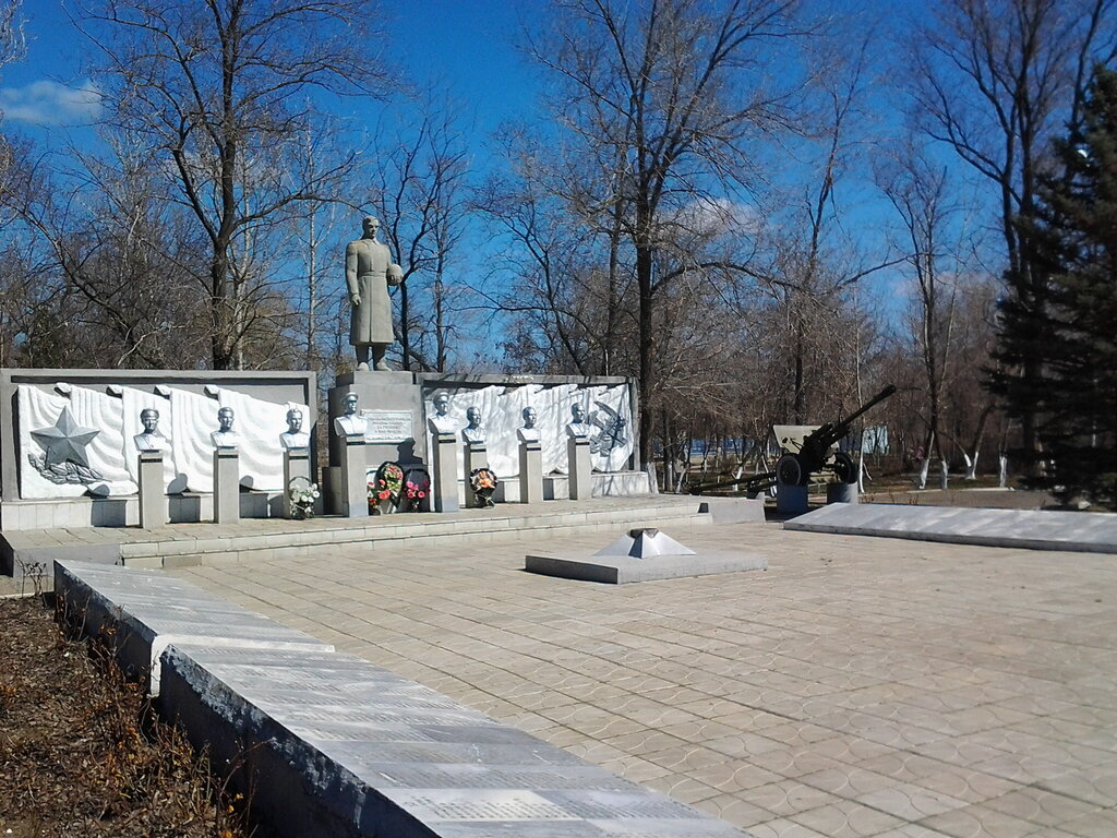 Anıt, heykel Мемориал Великой Отечественной войны, Novouzensk, foto