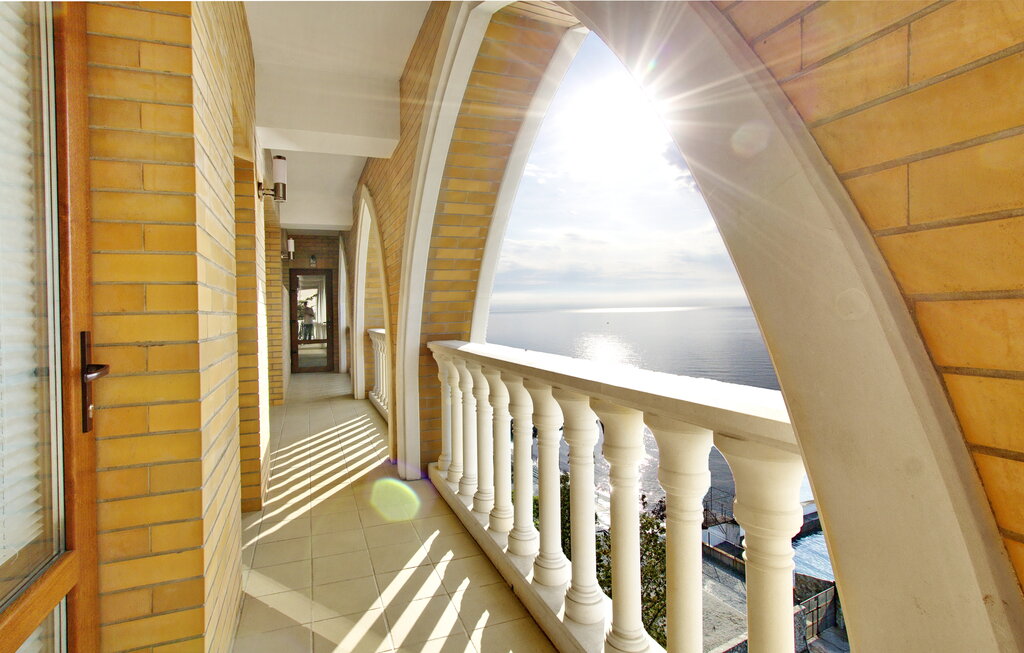 Otel Kastel, Aluşta, foto