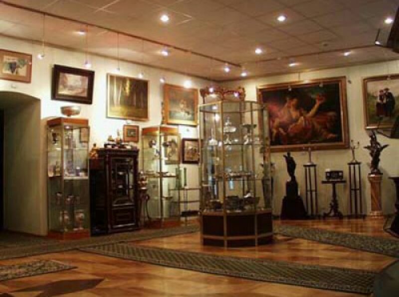 Antikacı dükkanları Antikvarny salon Shedevr, Kiev, foto