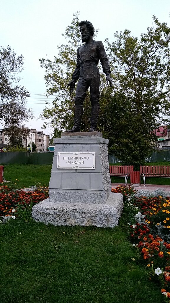 Anıt, heykel Н.Н. Миклухо-Маклай, Okulovka, foto
