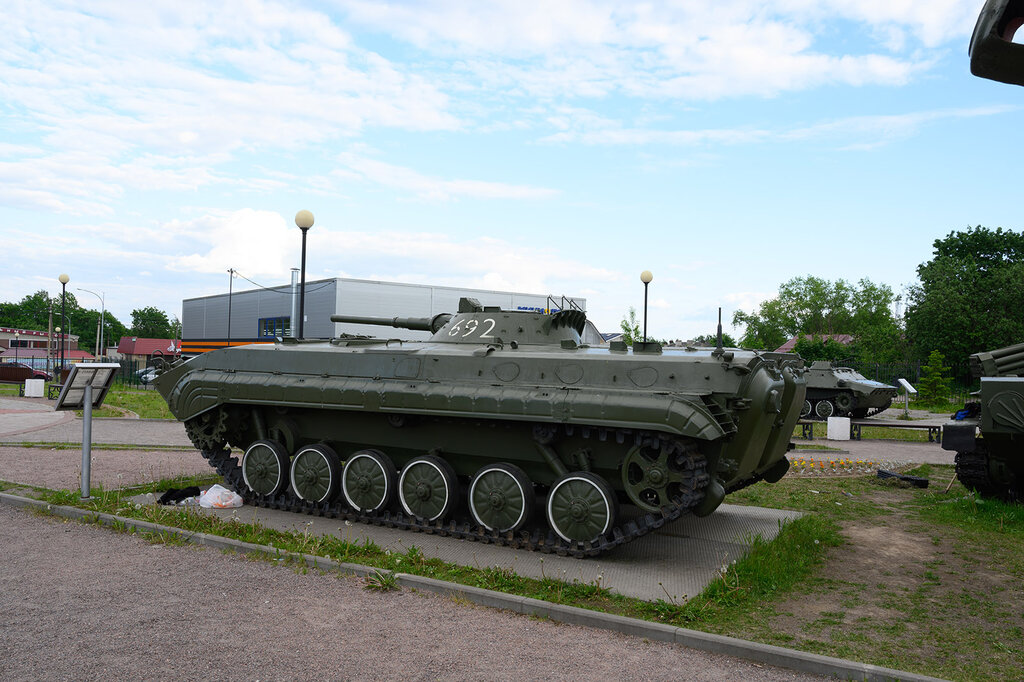 Teknoloji anıtı Боевая машина пехоты-1, Luga, foto