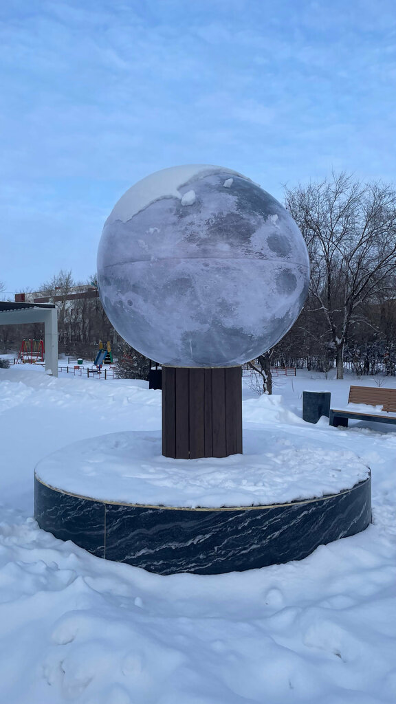 Park, sokak heykeli Luna, Hromtav, foto